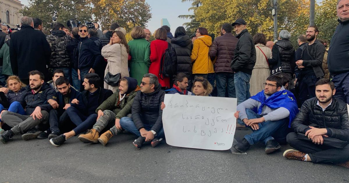 სამოქალაქო მოძრაობა სირცხვილიას მონაწილეებმა რუსთაველის გამზირი გადაკეტეს ტაბულა